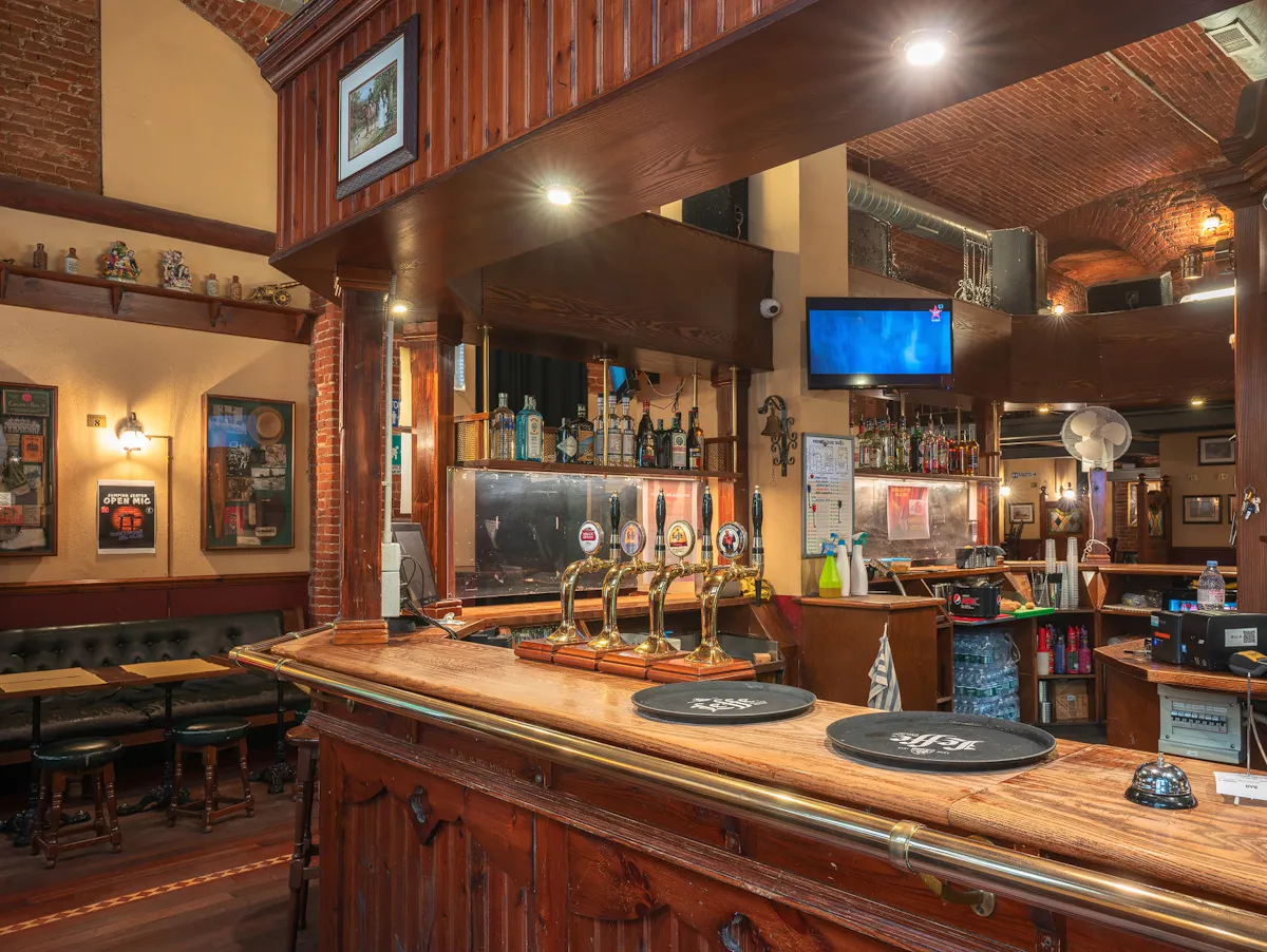 JUMPING JESTER — Pub in Torino